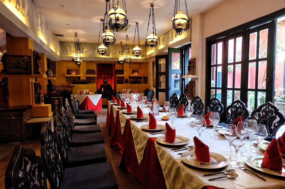 5 Restoran Legendaris di Indonesia yang Tetap Ramai Hingga Kini ...